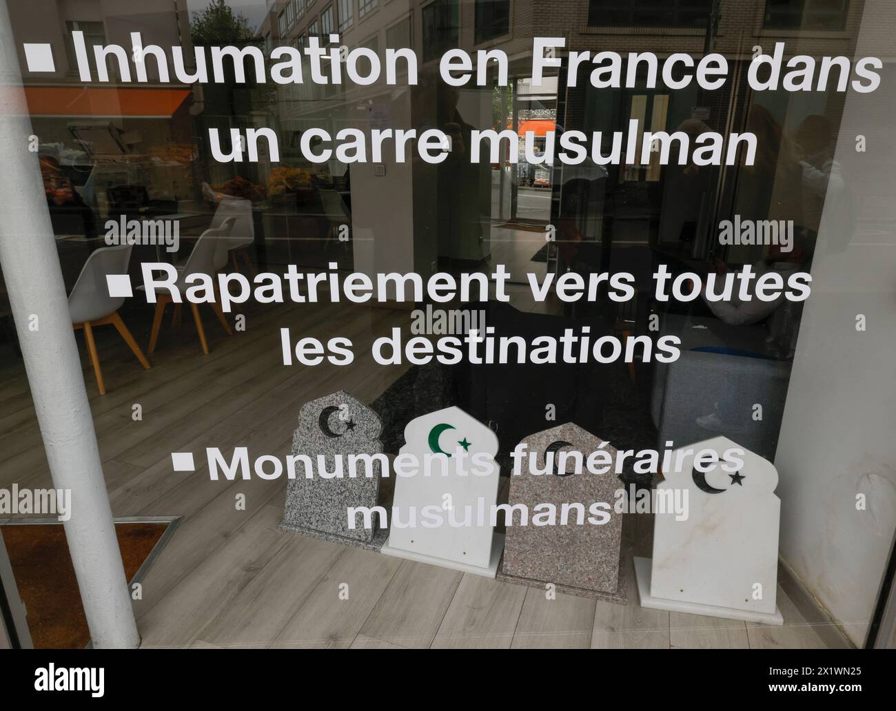 Burial in france hi-res stock photography and images - Alamy