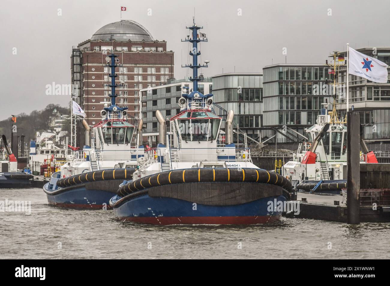 Hafenbecken im hamburger hafen hi-res stock photography and images - Alamy