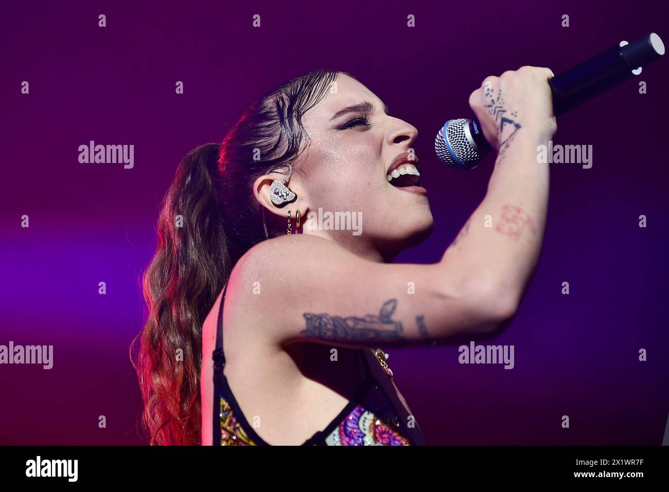 Italian singer Music Concert - ANGELINA MANGO - PARE UNA PAZZIA ...