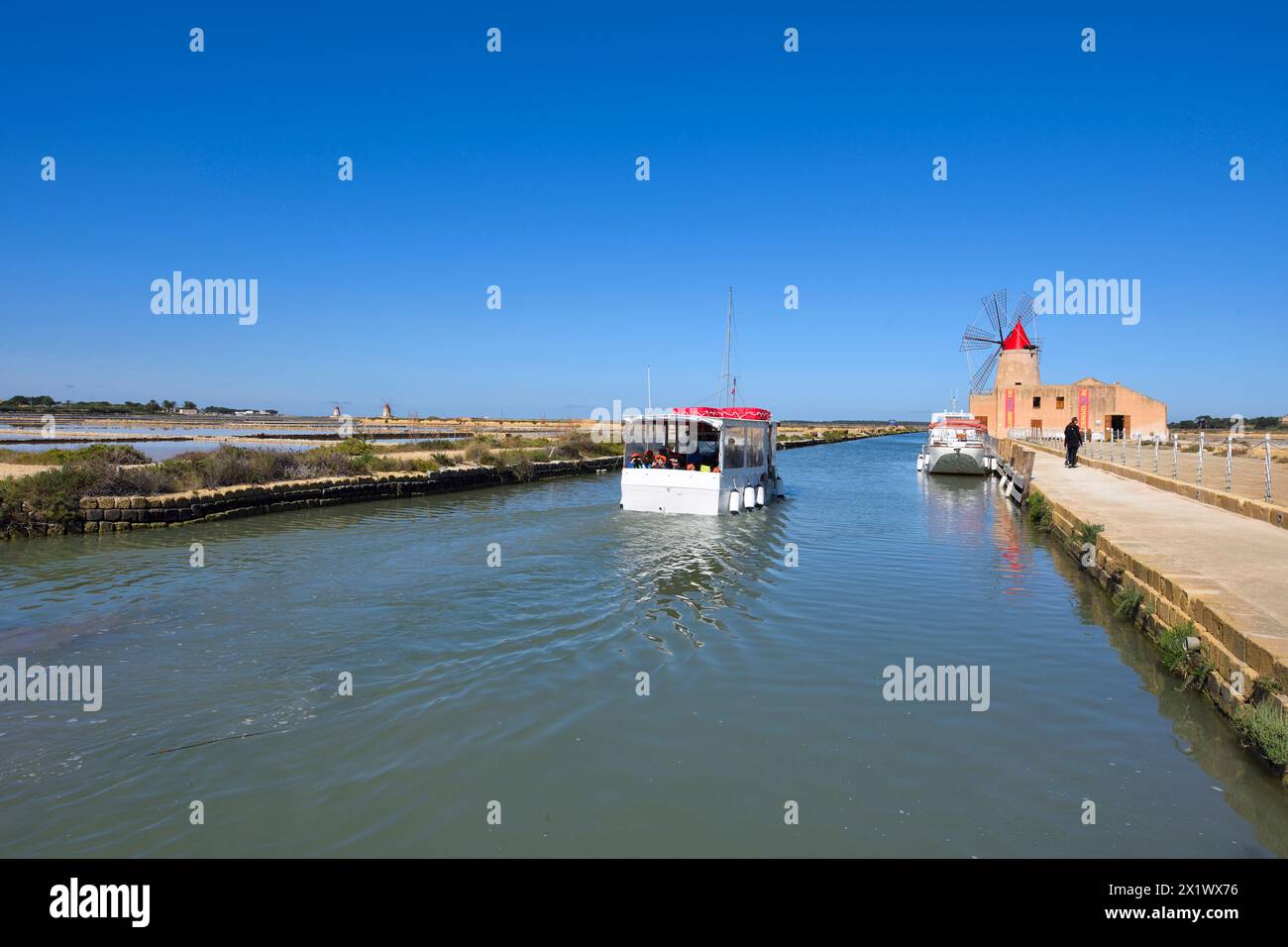 Saline lagoon hi-res stock photography and images - Alamy