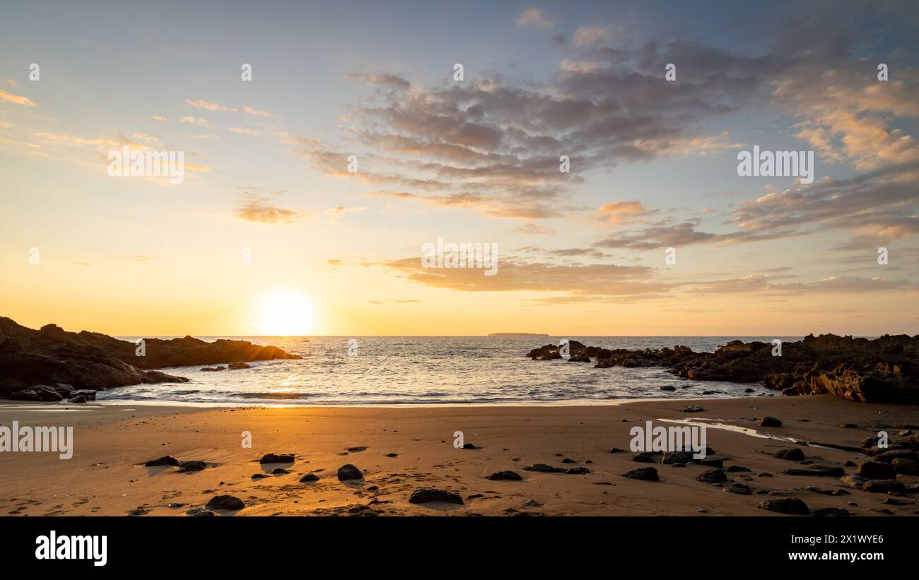 Setting sun palm tree hi-res stock photography and images - Alamy
