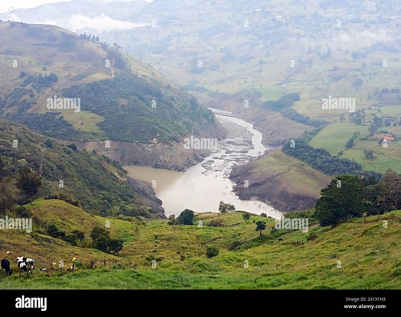 CUENCA-CAUDAL-EMBALSE-MAZAR Cuenca,Ecuador 18 de abril de 2024 El agua ...