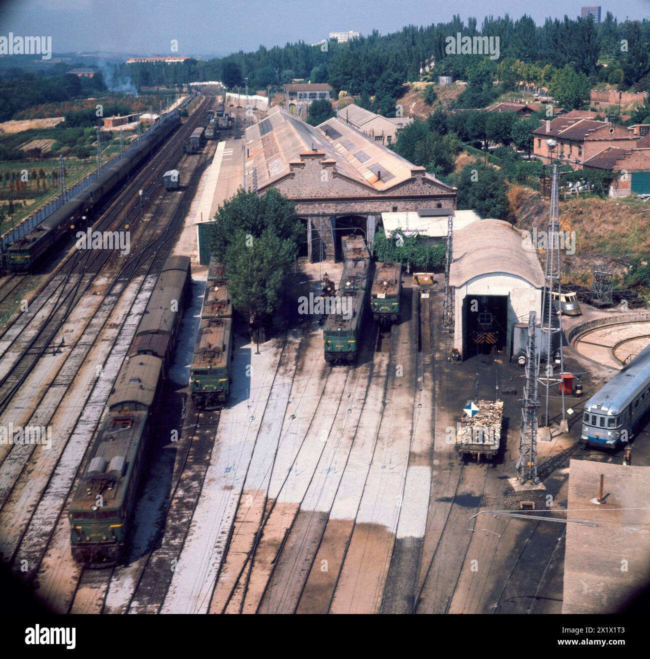 ALMACEN DE LOCOMOTORAS Y VAGONES DE RENFE DESDE EL TELEFERCO DE LA CASA ...