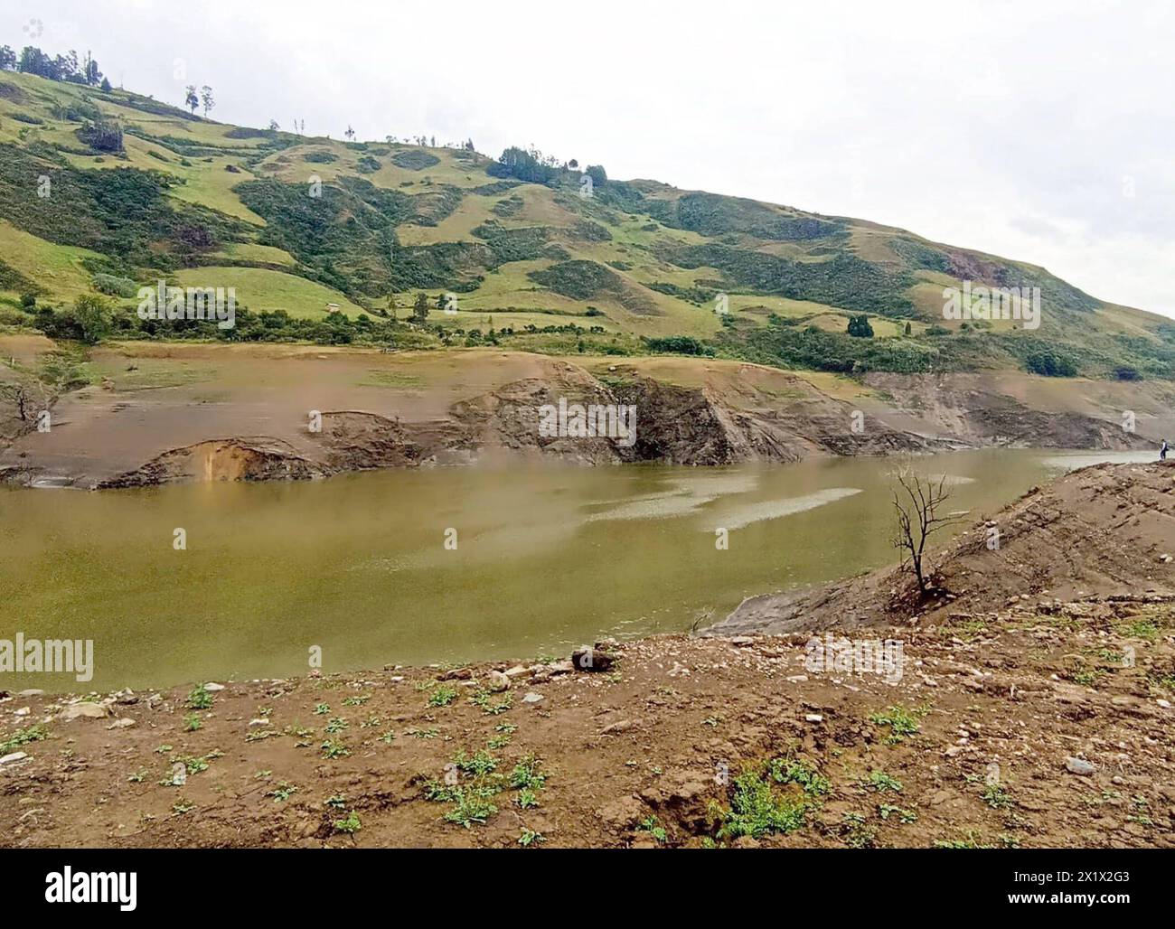 CUENCA-CAUDAL-EMBALSE-MAZAR Cuenca,Ecuador 18 de abril de 2024 El agua ...