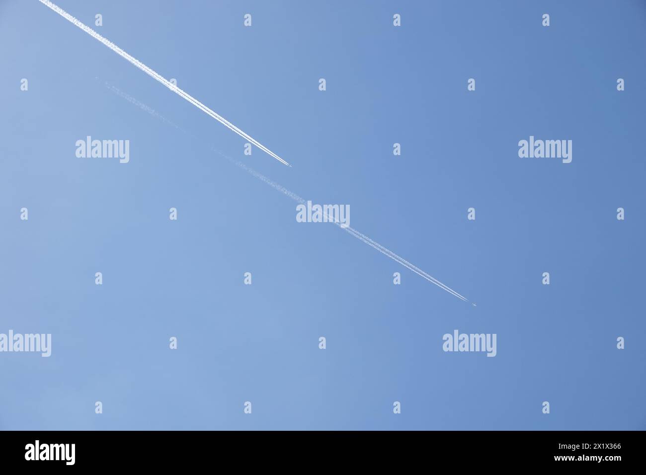 Planes contrails blue sky hi-res stock photography and images - Alamy