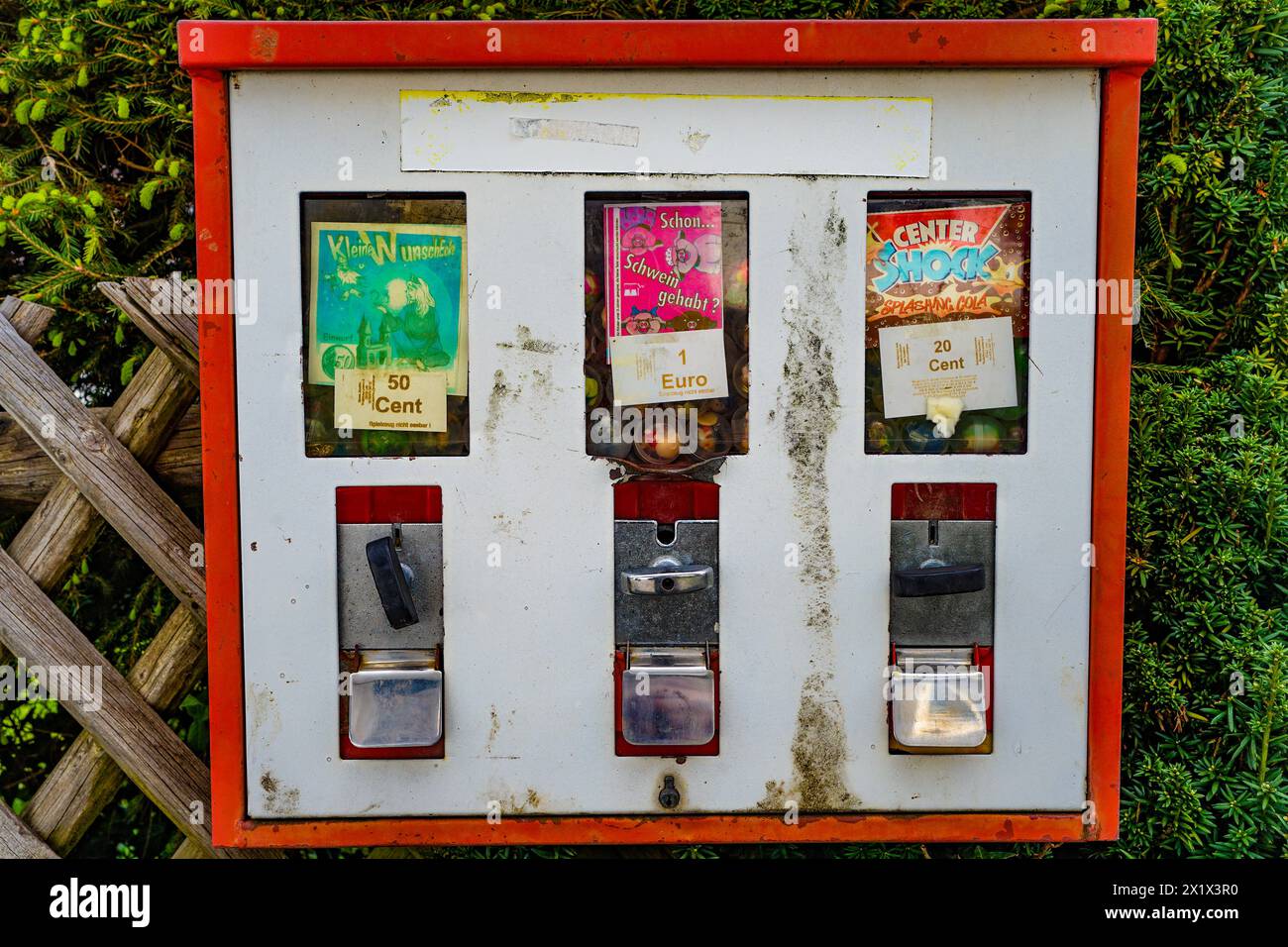 Old fashioned vending machine hi-res stock photography and images - Alamy