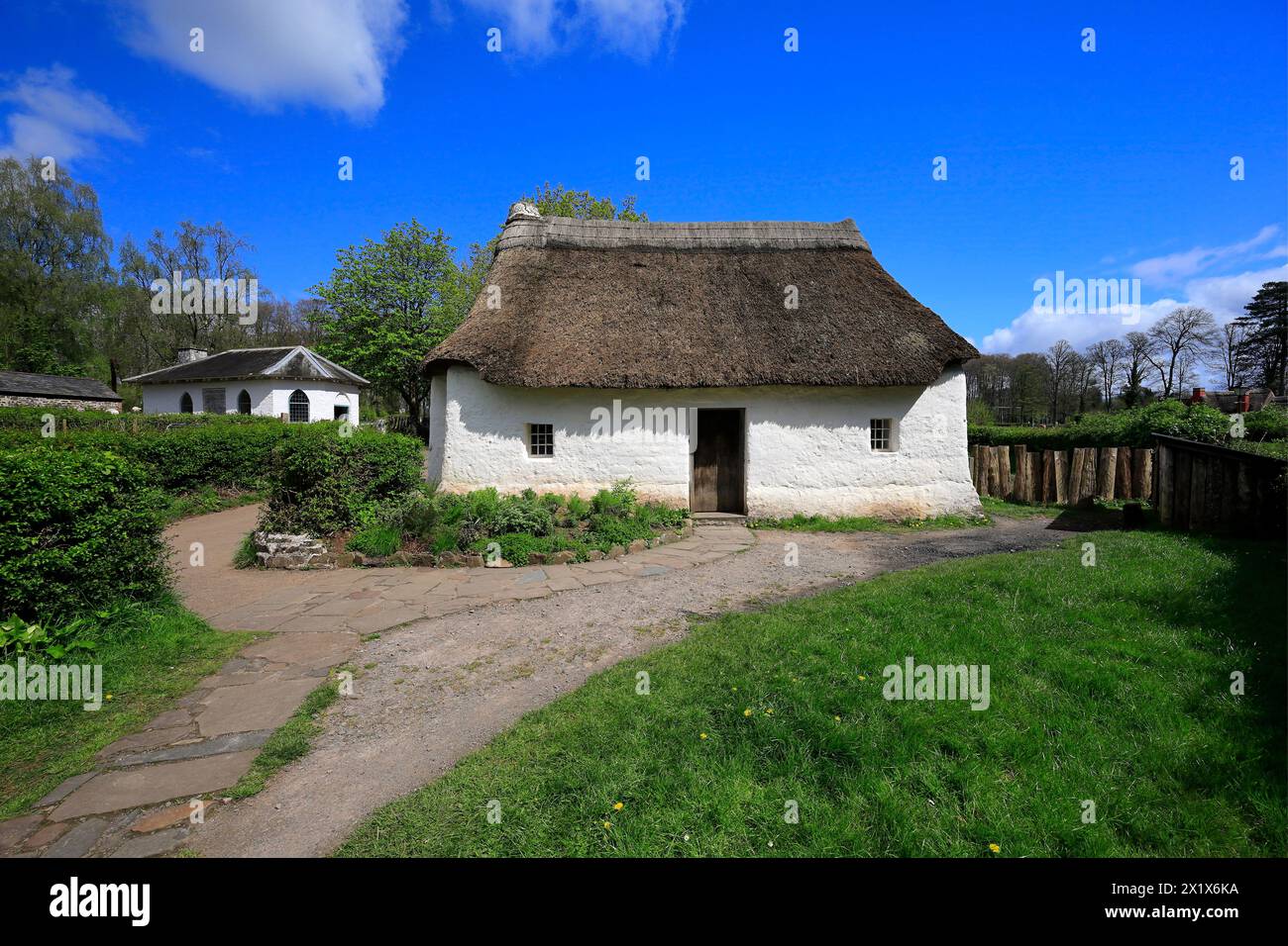 White cottage thatched roof wales hi-res stock photography and images ...