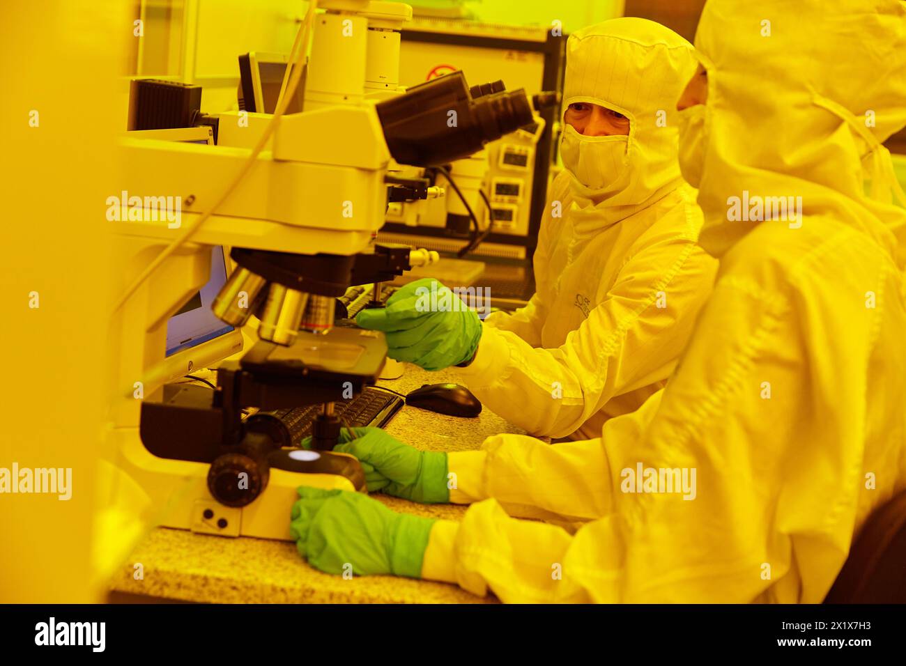 Cleanrooms laboratory hi-res stock photography and images - Alamy