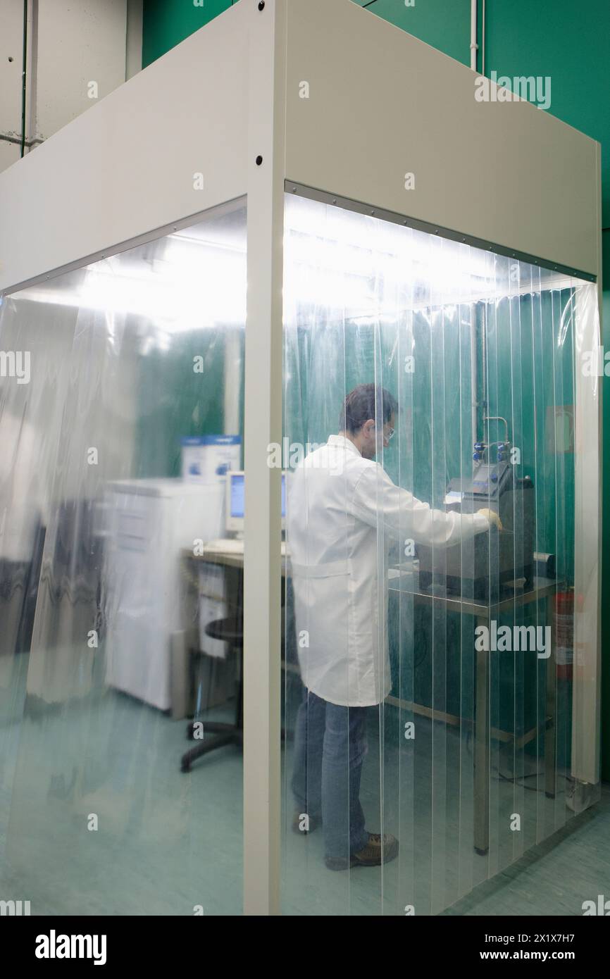 Laminar flow cabinet hi-res stock photography and images - Alamy