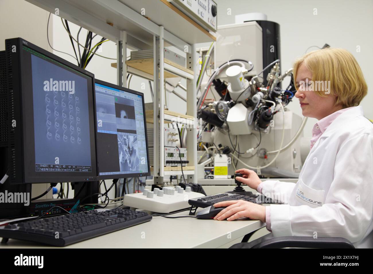 Focused-Ion-Beam FIB Nanofabrication Laboratory, Dual-Beam FIB, Helios ...