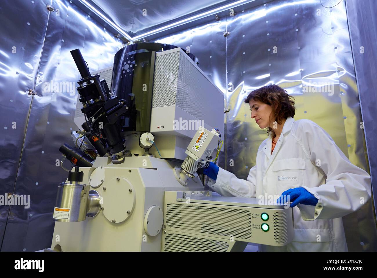 Focused-Ion-Beam FIB Nanofabrication Laboratory, Dual-Beam FIB, Helios ...