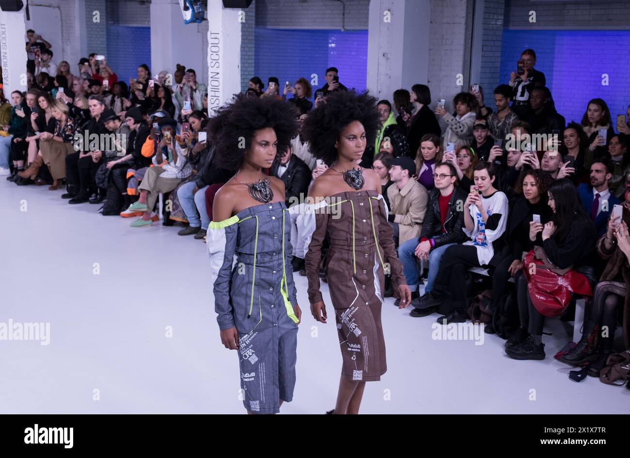 Twins dress differently hi-res stock photography and images - Alamy