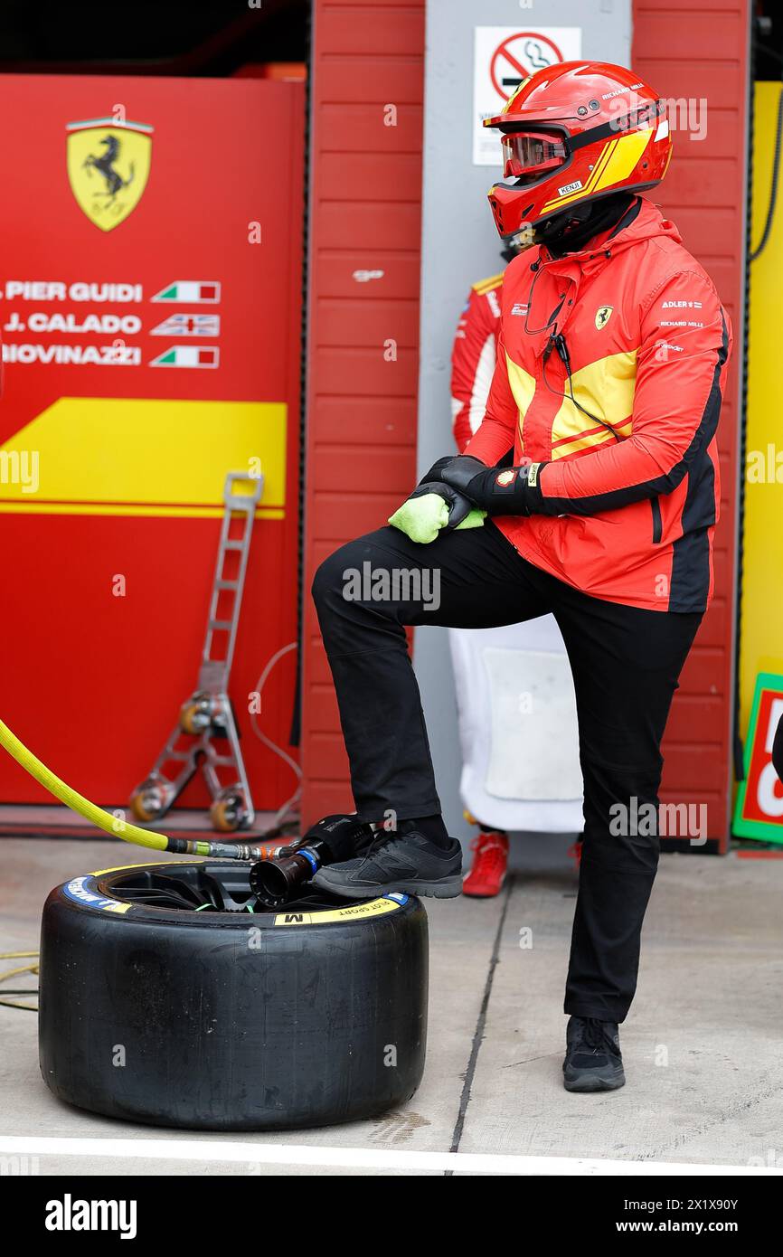 michelin, tyre, pneu, mecaniciens, mechanics, Ferrari AF Corse, during ...