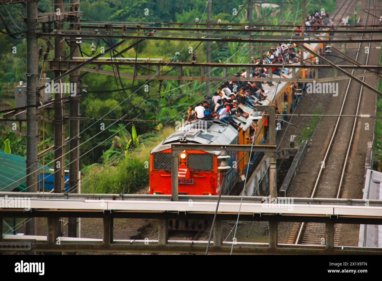 Overcrowded train hi-res stock photography and images - Alamy