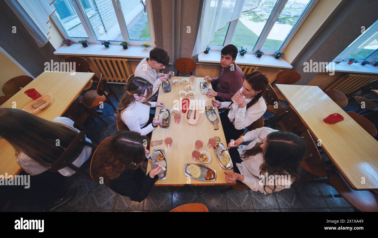 Children eating in the school cafeteria Stock Photo - Alamy