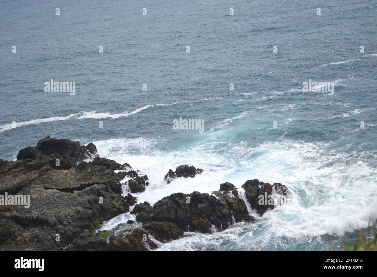 Big waves hit rocks hi-res stock photography and images - Alamy