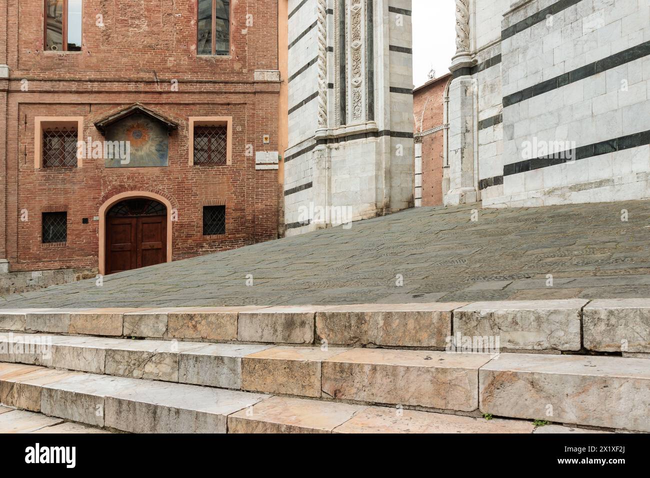 Buildings marble steps hi-res stock photography and images - Alamy