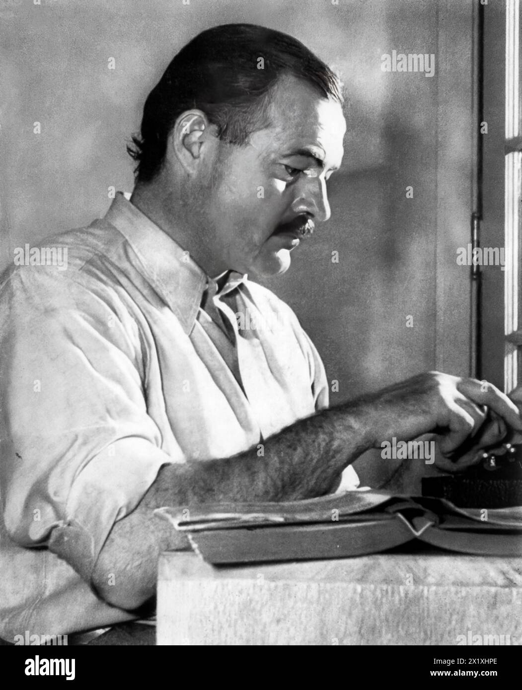 Ernest hemingway portrait hi-res stock photography and images - Alamy