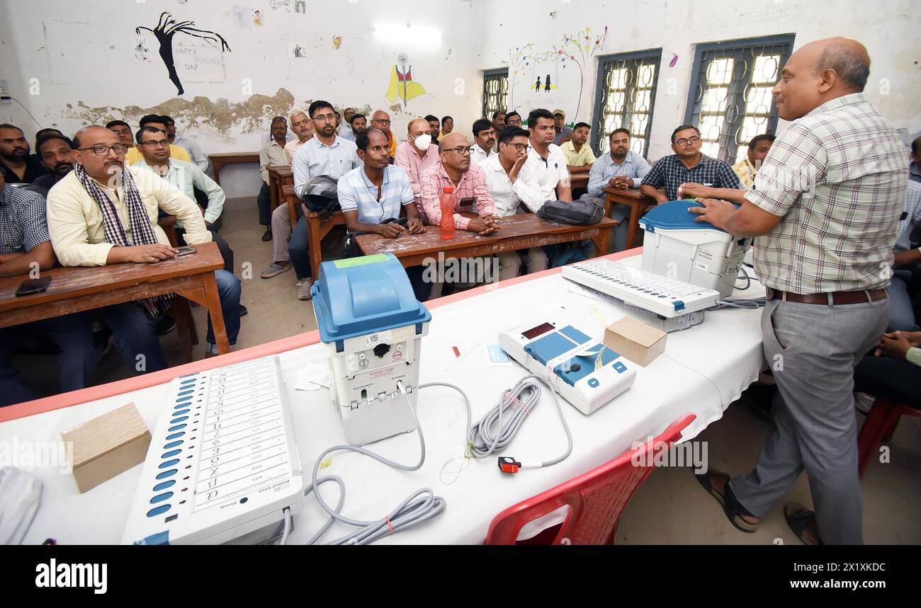 Patna, India. 18th Apr, 2024. PATNA, INDIA - APRIL 18: Polling officers ...