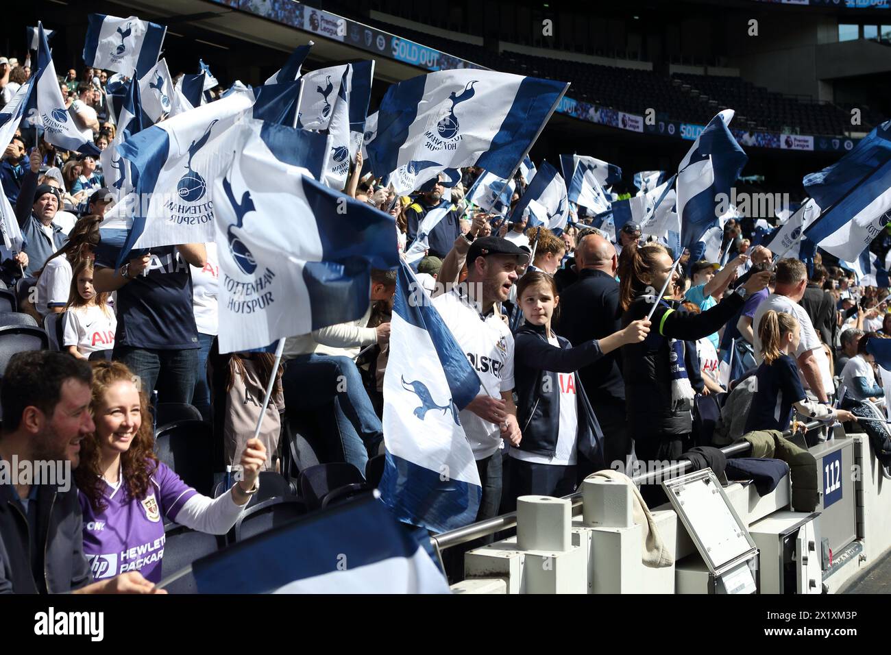 Spurs fans hi-res stock photography and images - Alamy
