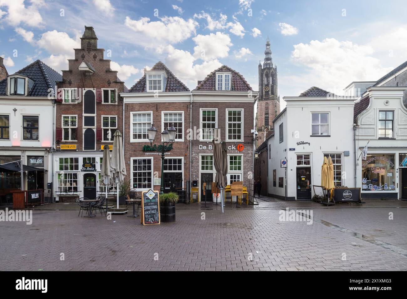 Cozy bars, restaurants and shops on the Hof square in Amersfoort Stock ...