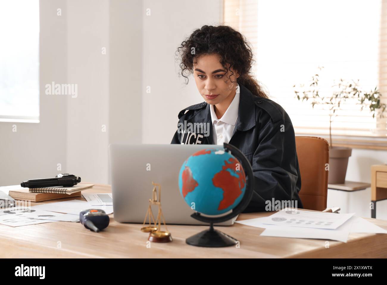 Sitting authority uniform police officer table hi-res stock photography ...