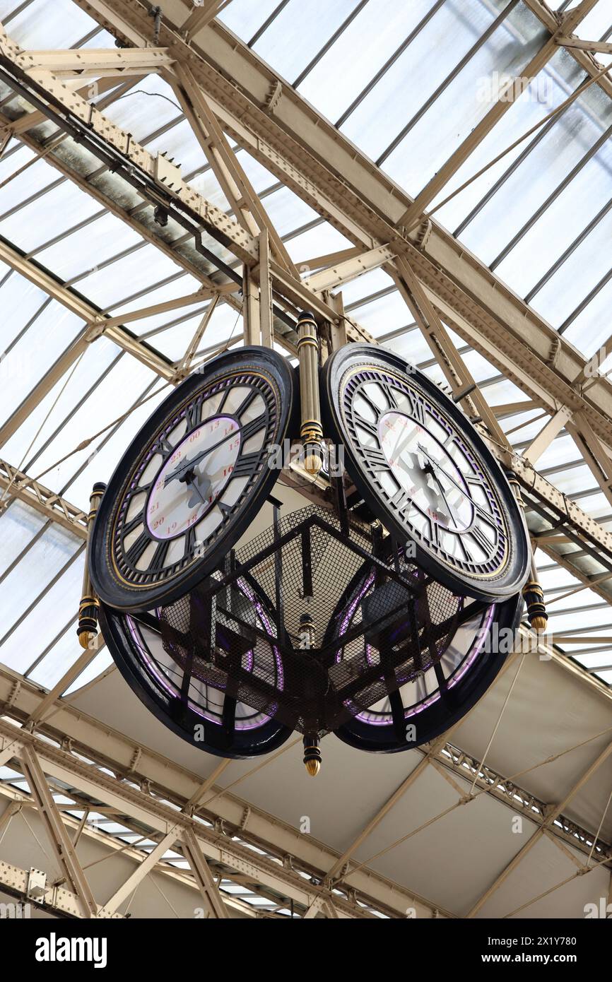 Waterloo Station clock Stock Photo - Alamy