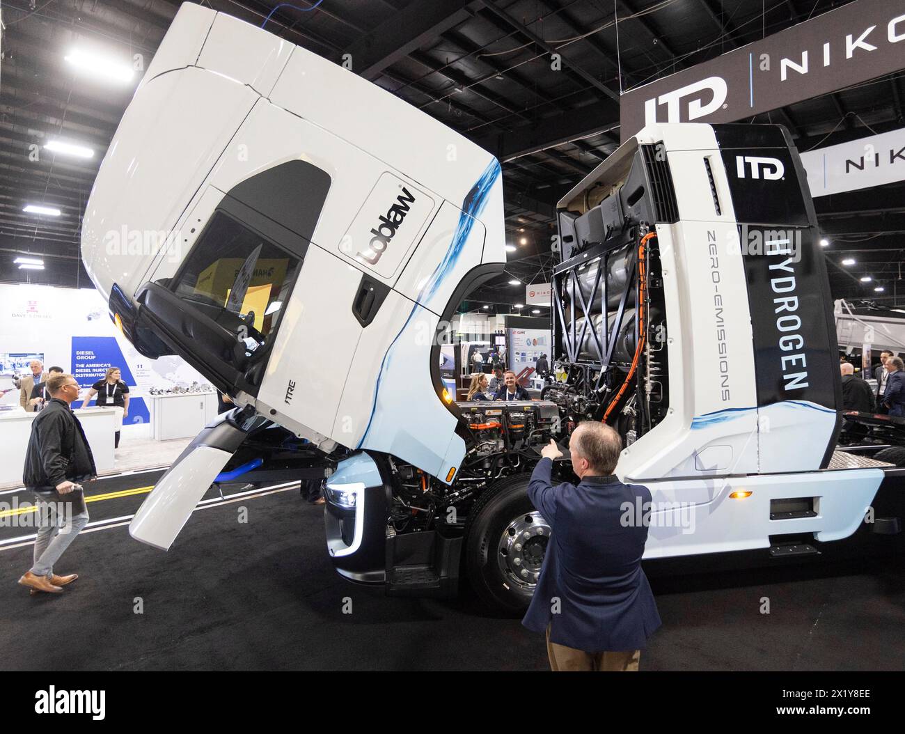 (240418) -- MISSISSAUGA, April 18, 2024 (Xinhua) -- People look at a ...