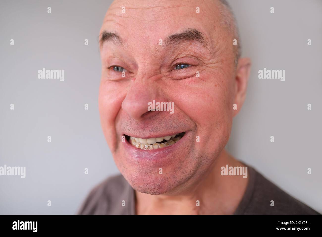 Man opening with teeth hi-res stock photography and images - Alamy