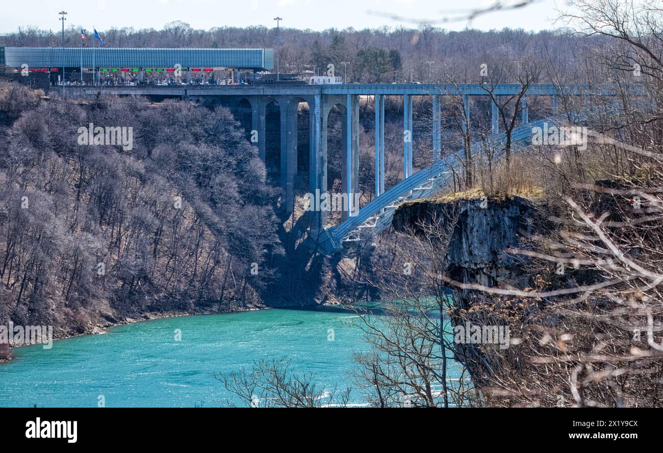 Niagara Falls border crossing at Rainbow Bridge in Niagara Falls City ...