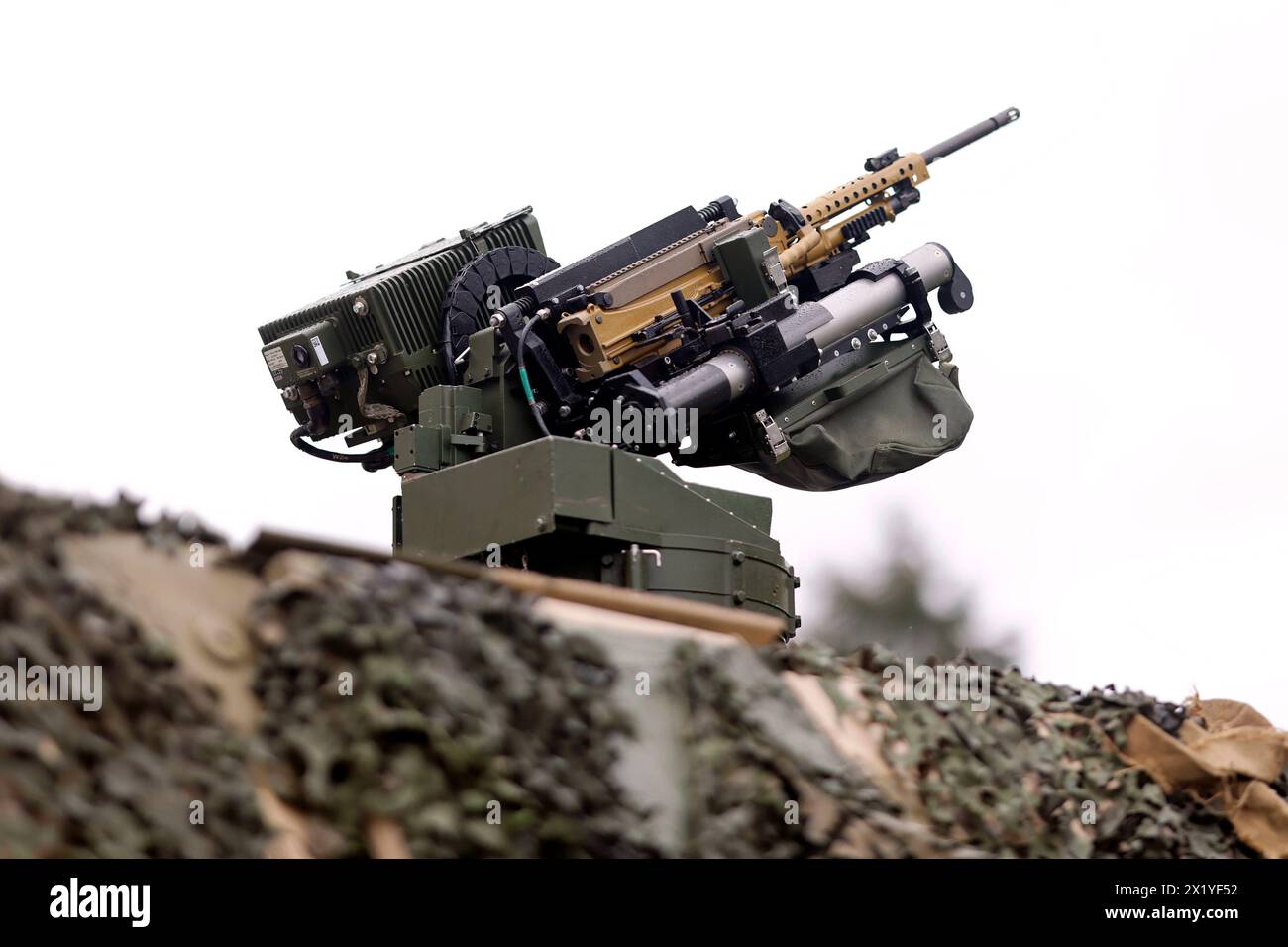 Ein aus dem Fahrzeuginneren ferngesteurtes Waffenmodul mit ...