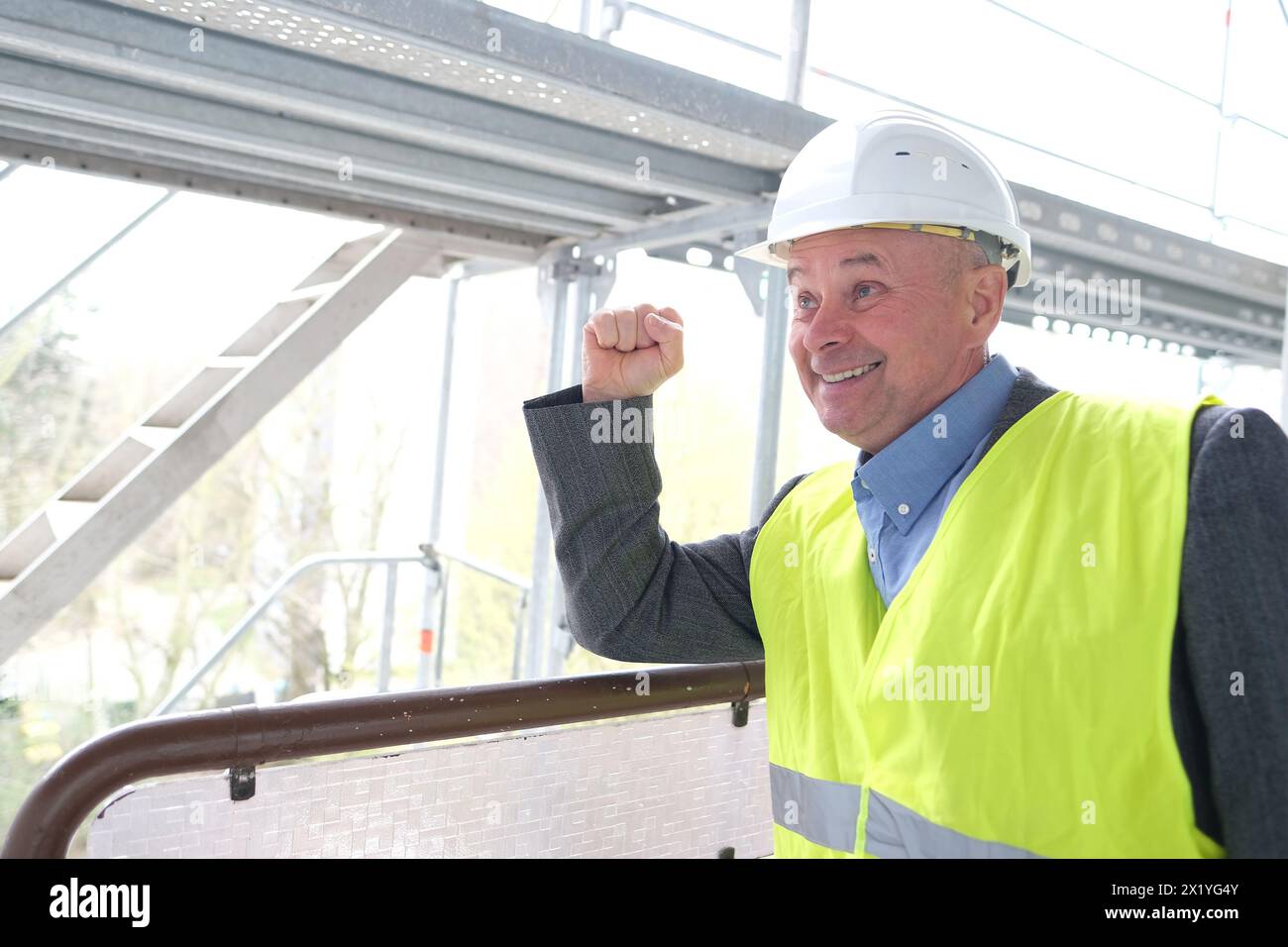 experienced elderly construction worker, construction crew chief ...