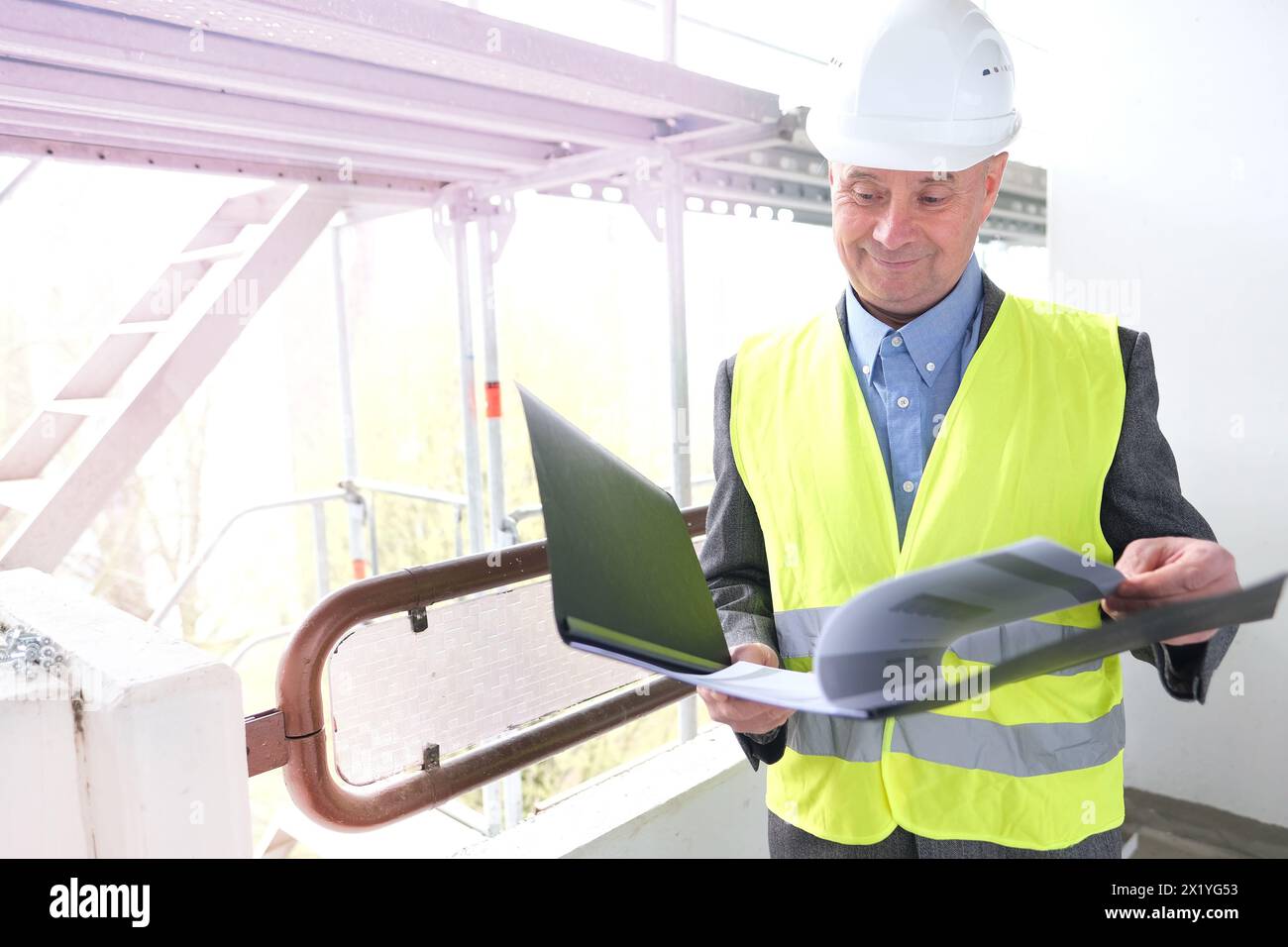 experienced elderly construction worker, construction crew chief ...