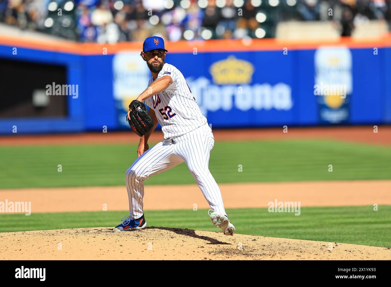 New York Mets relief pitcher Jorge López #52 throws during the seventh ...