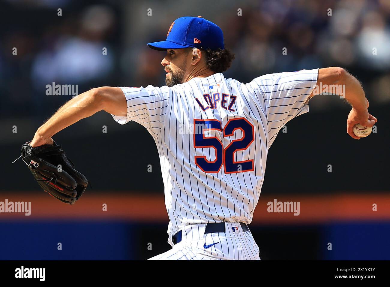 New York Mets relief pitcher Jorge López #52 throws during the seventh ...