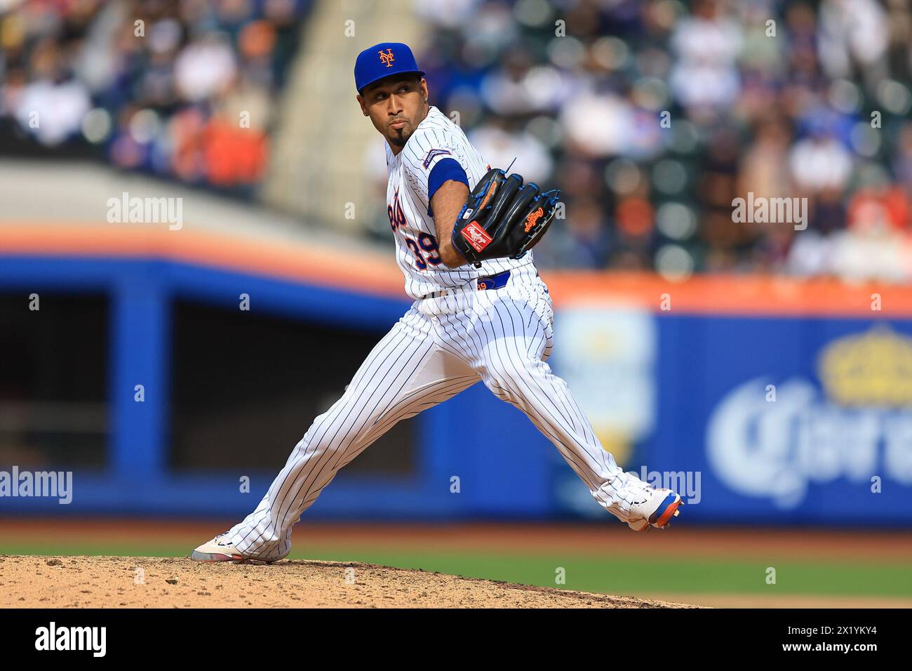 New York Mets relief pitcher Edwin Díaz #39 throws during the ninth ...