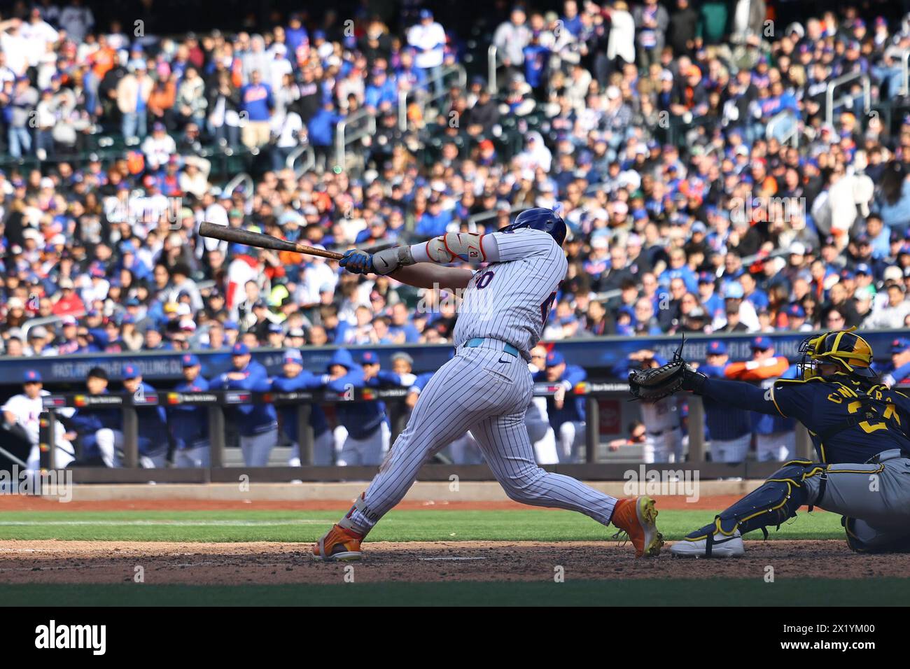 New York Mets Pete Alonso #20 connects for a solo home run during the ...
