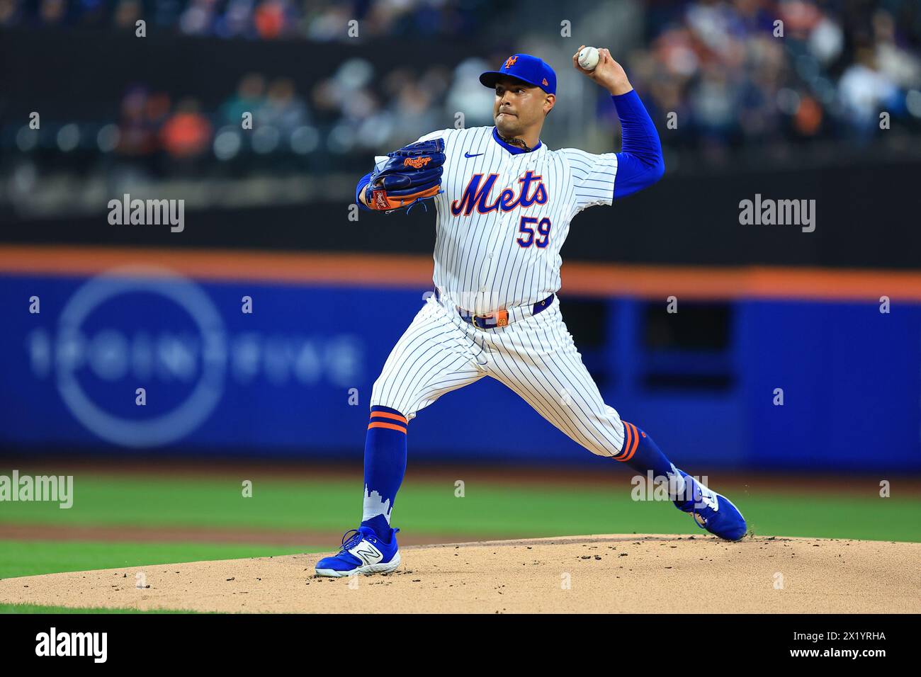 New York Mets starting pitcher Sean Manaea #59 throws during the first ...