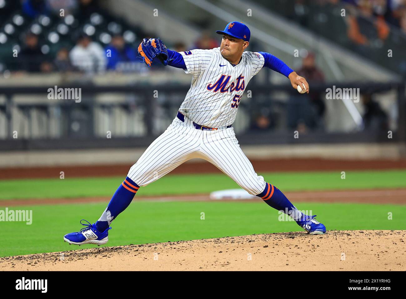 New York Mets starting pitcher Sean Manaea #59 throws during the fifth ...
