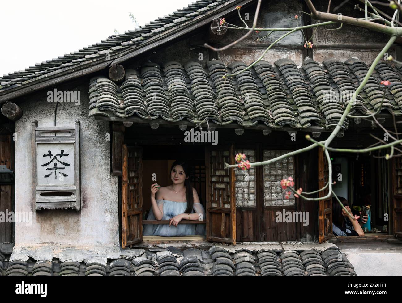 (240419) -- BEIJING, April 19, 2024 (Xinhua) -- A tourist looks outside ...
