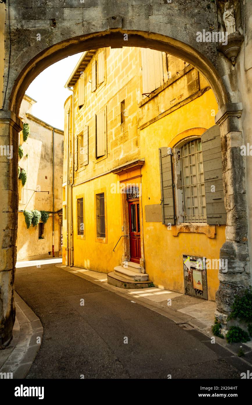 Narrow stone alleyway arched hi-res stock photography and images - Alamy