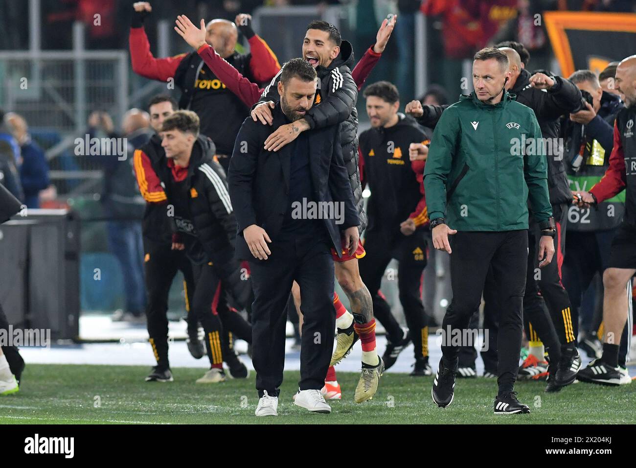 Roma, Lazio. 18th Apr, 2024. Roma trainer Daniele De Rossi, Lorenzo ...