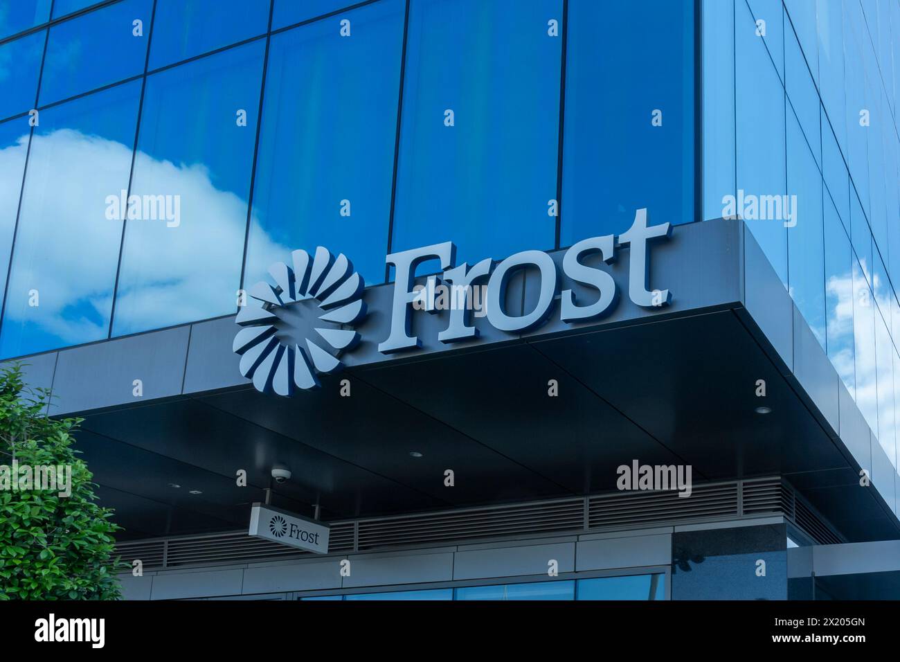 Bank exterior building sign hi-res stock photography and images - Alamy