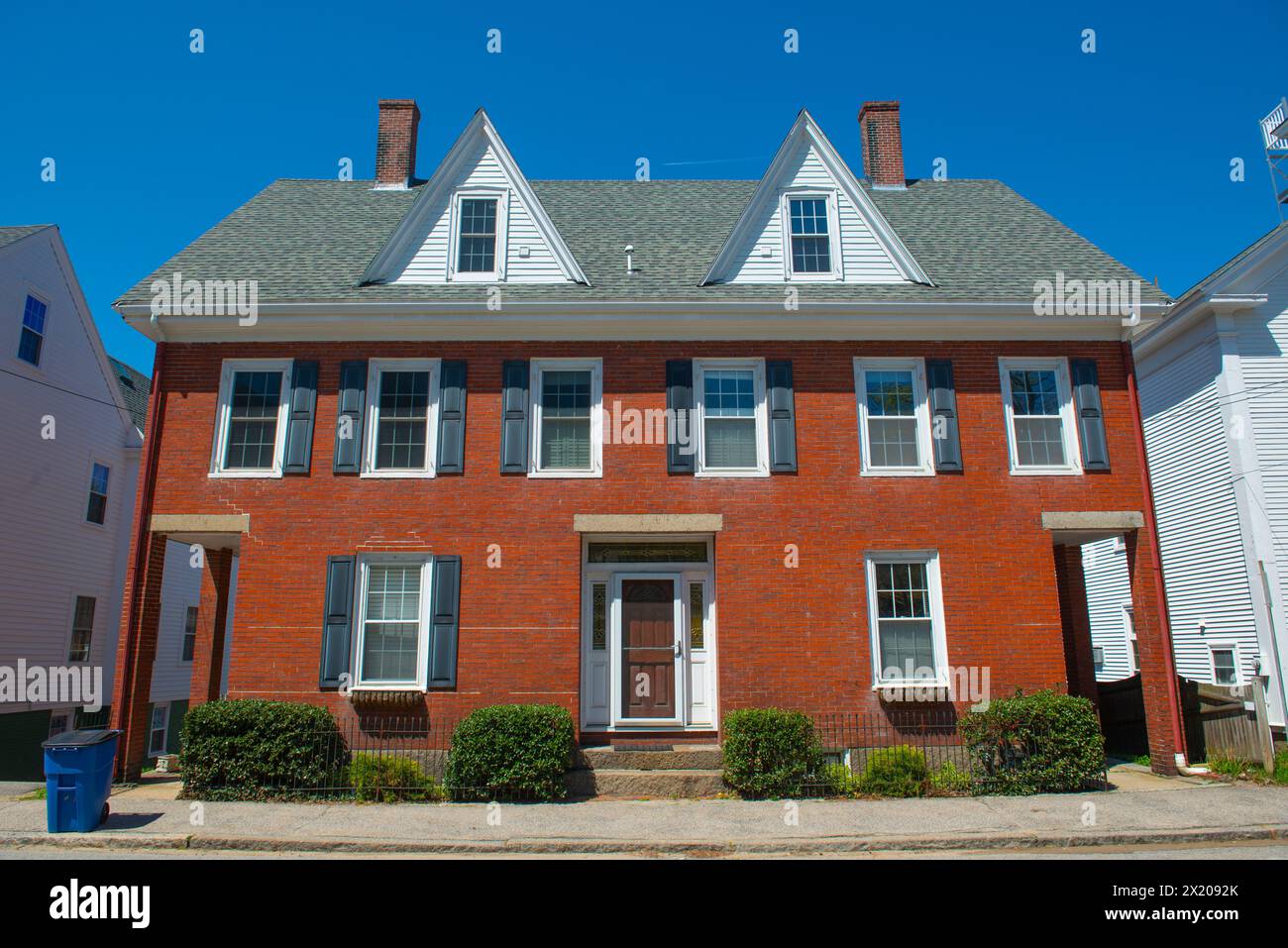 Historic residential houses at 18 School Street in historic town center ...