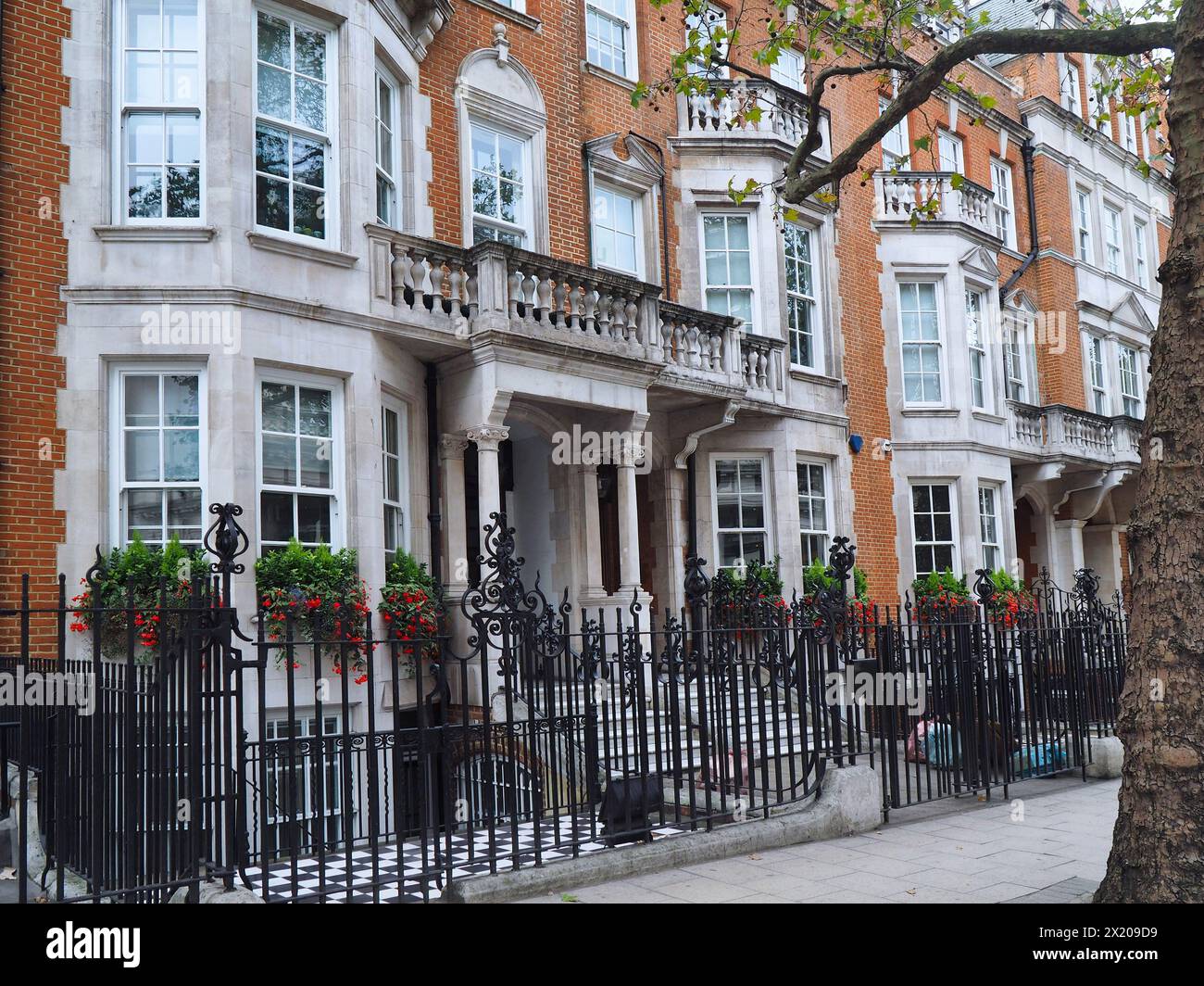 Row of bay windows hi-res stock photography and images - Alamy