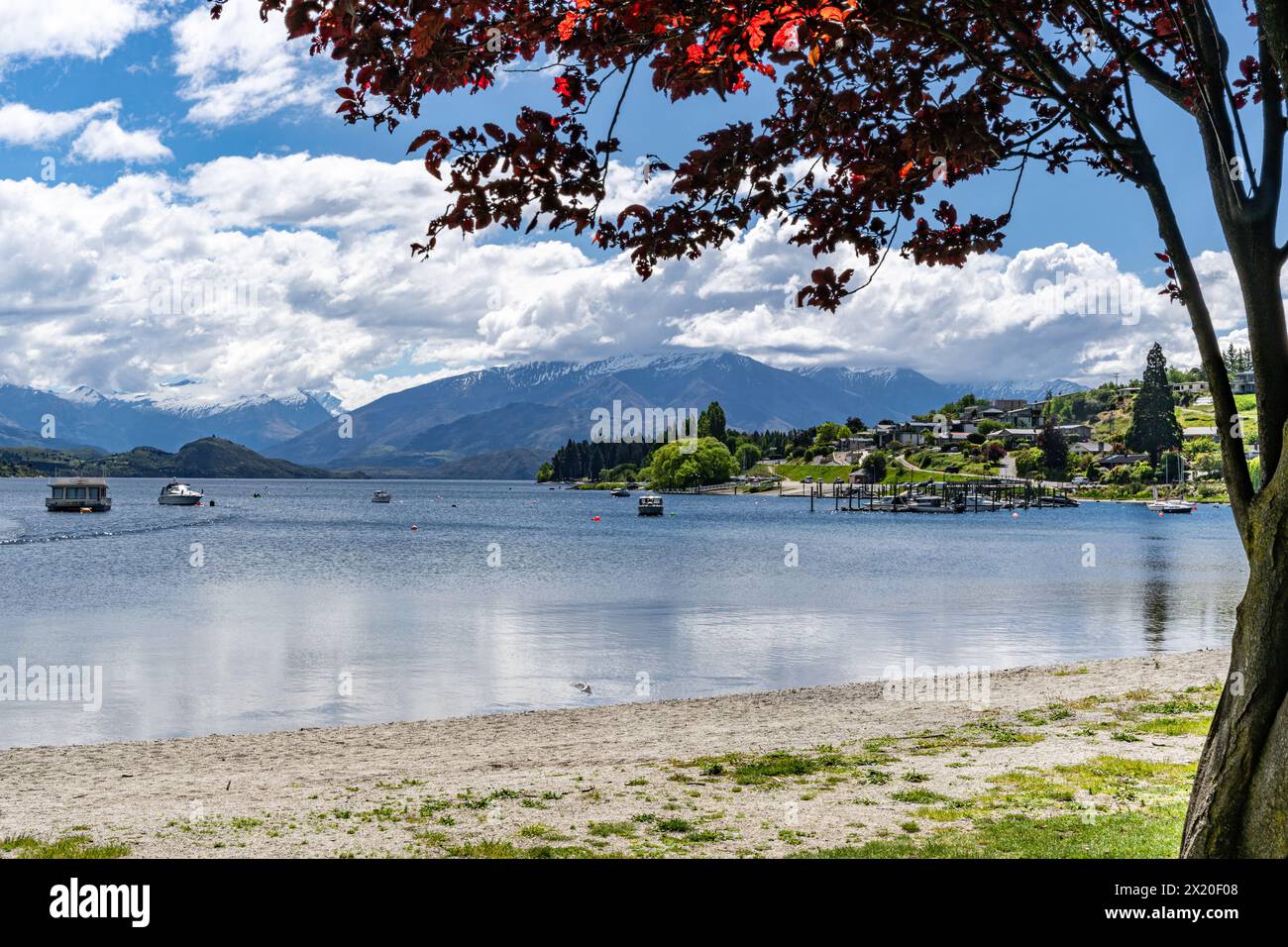 Views of Lake Wanaka from Wanaka and from viewing areas Stock Photo - Alamy