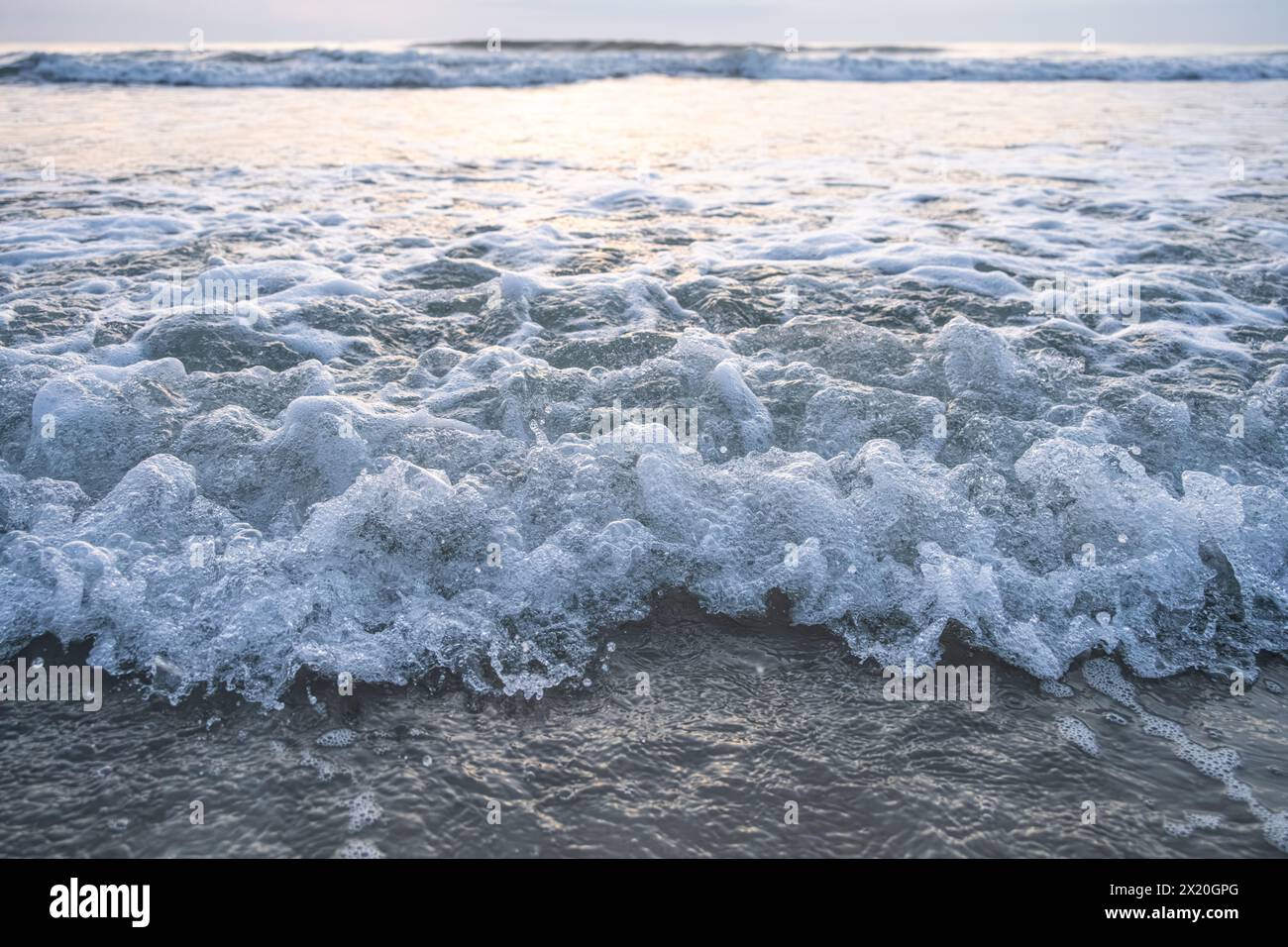 Lapping waves hi-res stock photography and images - Alamy