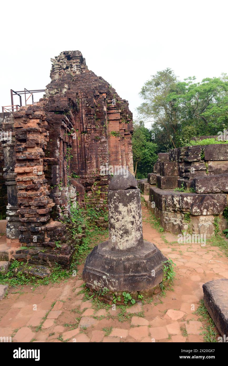 Linga stone column hi-res stock photography and images - Alamy
