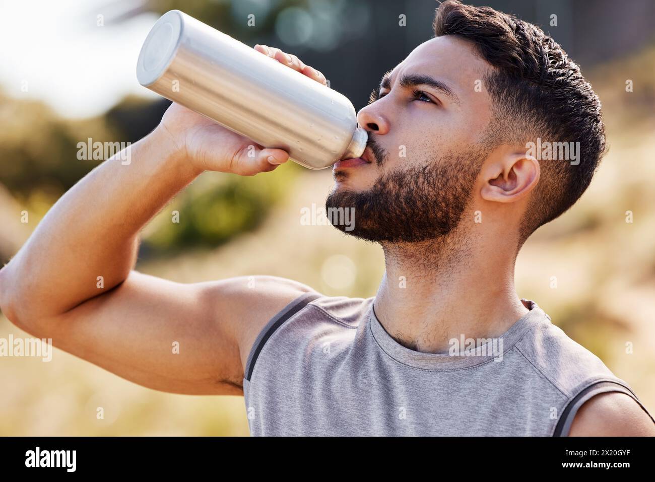 Male trail runner drinking water hi-res stock photography and images ...