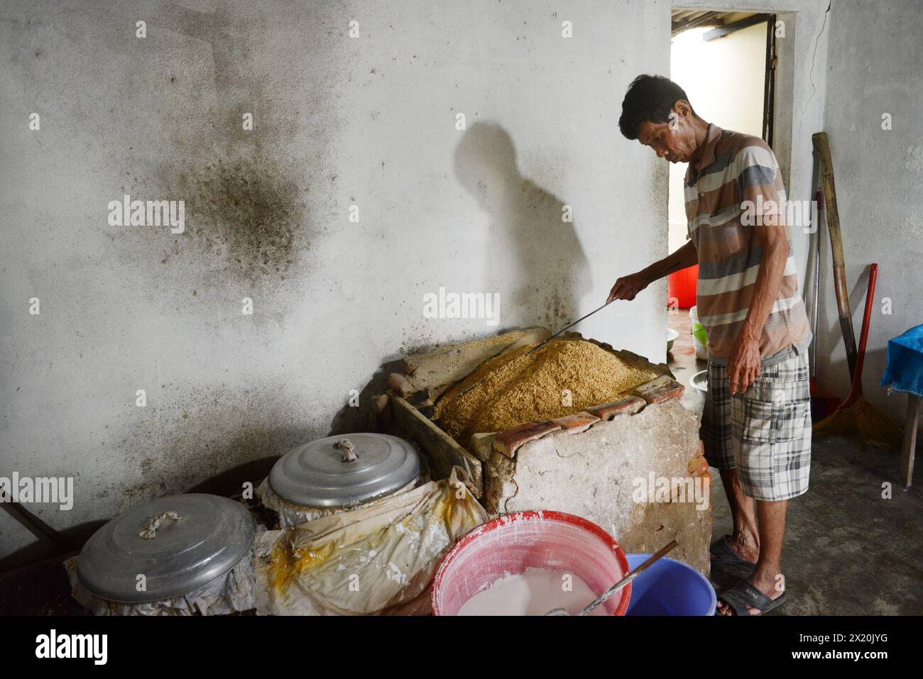 Traditional rice noodle production in a small family business on Cam ...